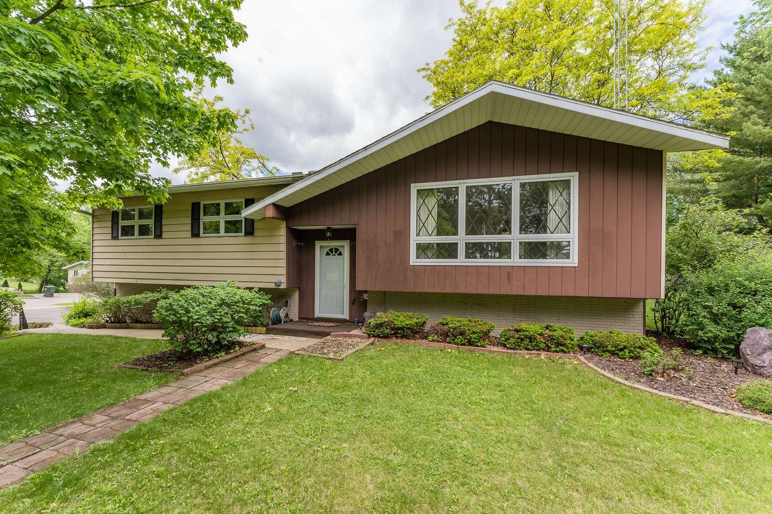 2887 Country Court Dr, Reedsburg, WI 53959